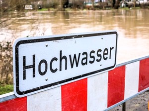 Jetzt brechen die Dämme! Hochwasser-Orte kurz vor Evakuierung! Lage spitzt sich zu Vipflash